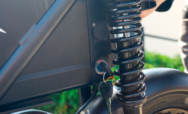 Order EMOVE RoadRunner Pro: Addictive Seated Scooter